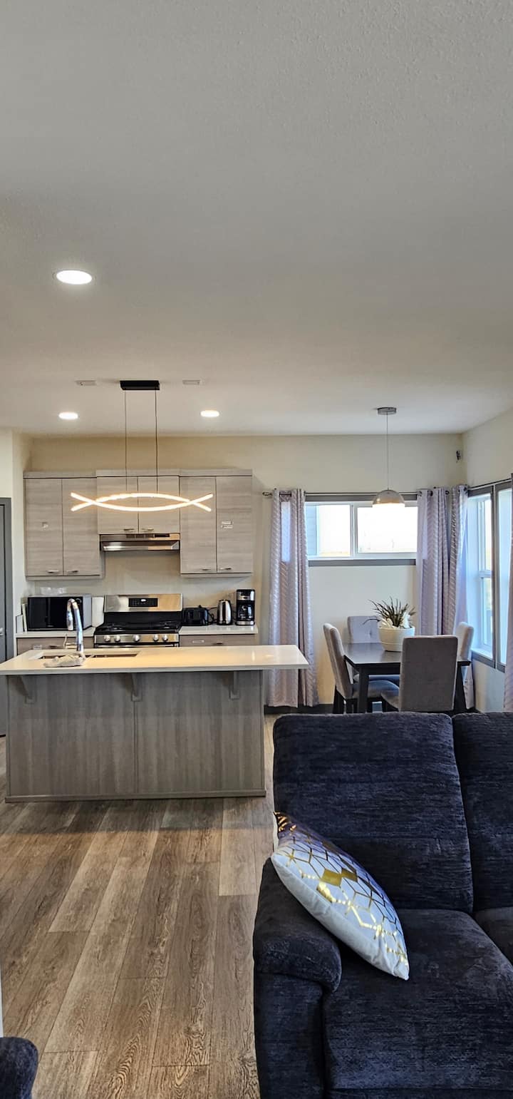 3br Westside Oasis | Sleeps 6| No Hidden Fees - Lethbridge