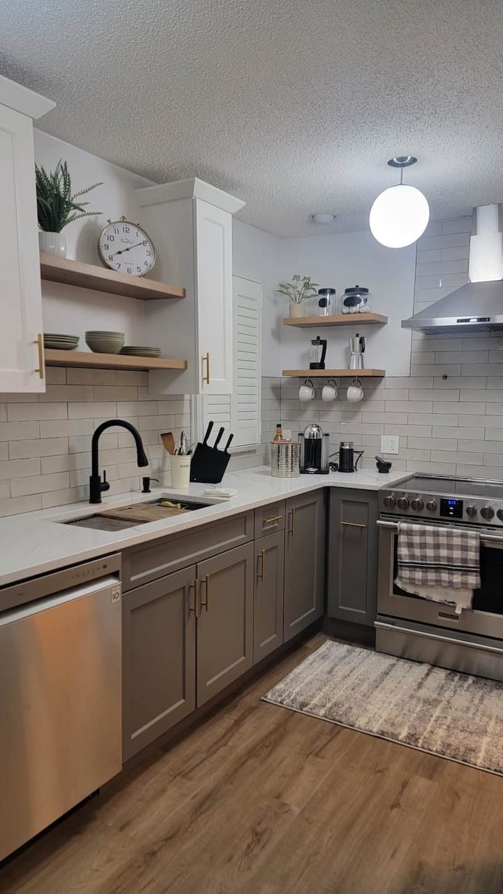 Charming Bungalow Cute House - North Battleford