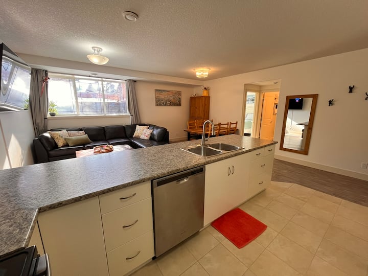 Cozy Stay Mckernan - 2 Br In Prime Location! - Canada