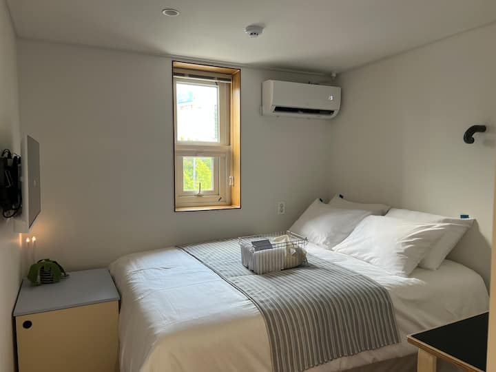 6# Loic's Room｜명동 동대문 서울역 인근｜역 앞 감성 숙소ㅣ전용 욕실 Orly - South Korea