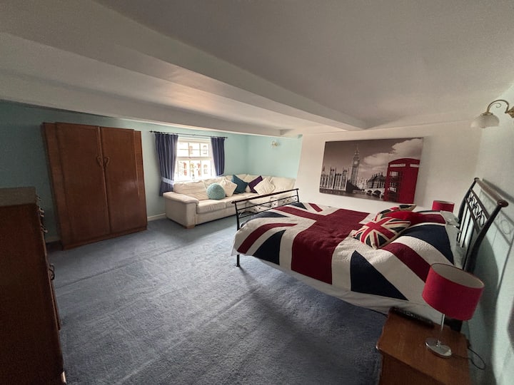 Farmhouse Just Off The M6 - Newcastle-under-Lyme