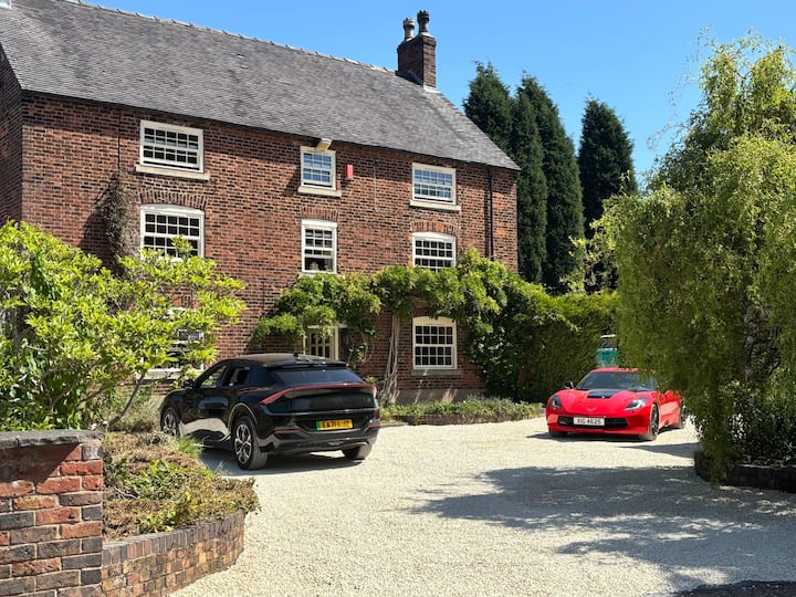 Farmhouse Just Off The M6 - Newcastle-under-Lyme