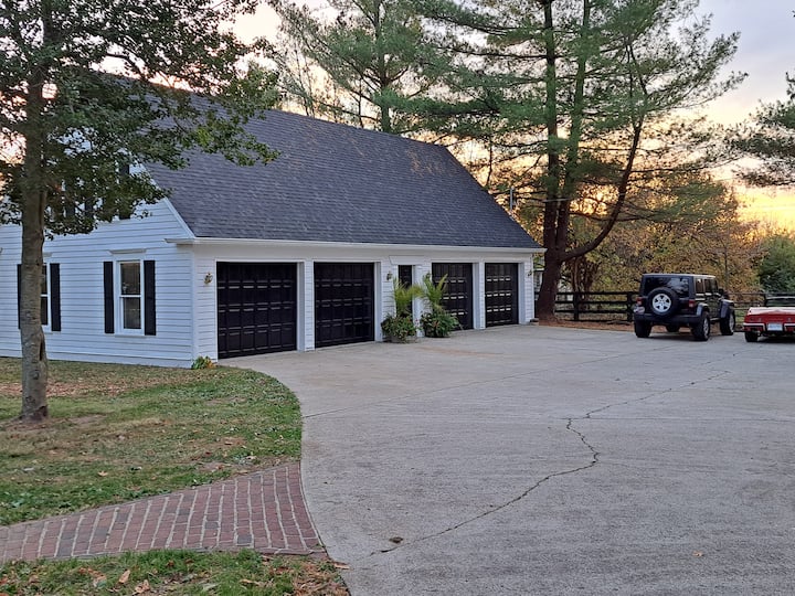 Apt On 12 Acres No Extra Fees! - Lexington, KY