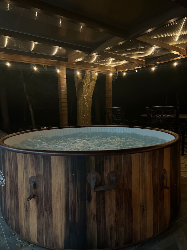 Hot Tub & Lake | Cozy Oak Cabin - Hertfordshire