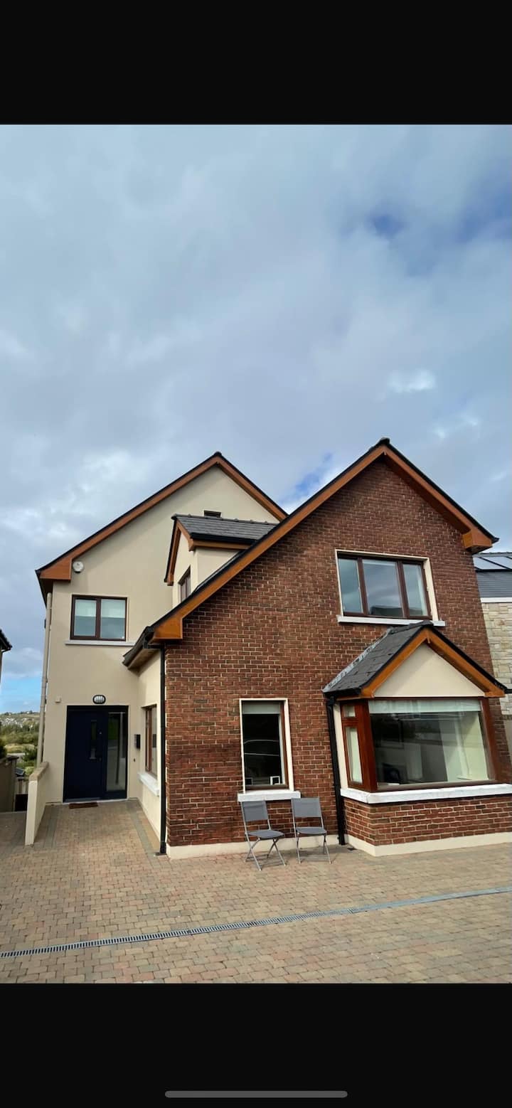 Stylish Salthill Stay - Sleeps 8 - Galway