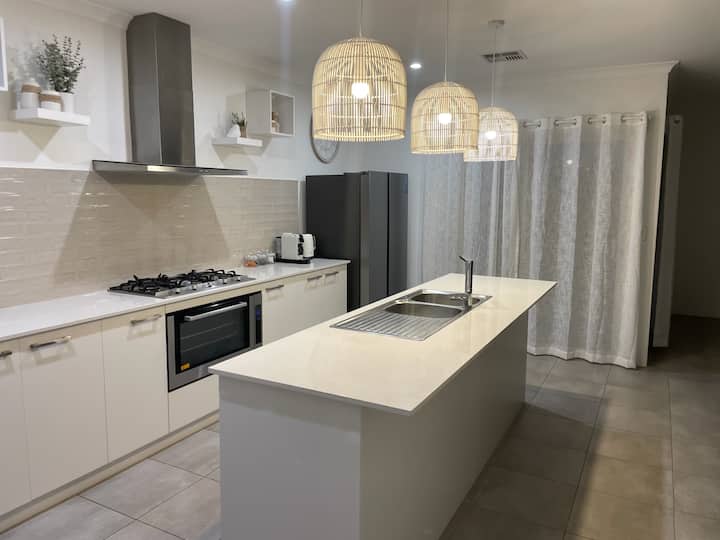 Modern 3 Bedroom Stylish Comfortable Home - オーストラリア ウッドブリッジ