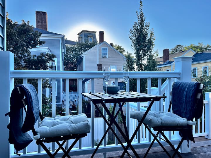 Downtown Salem With Deck And Parking. - Salem, MA