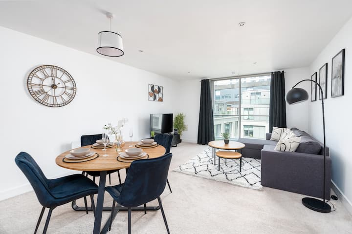 Modern City Penthouse | Balcony + Parking - Aston University Main Building