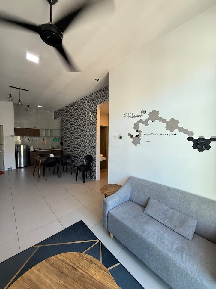 Ayaan Aurora At Golden Hills Near Night Market - Ringlet