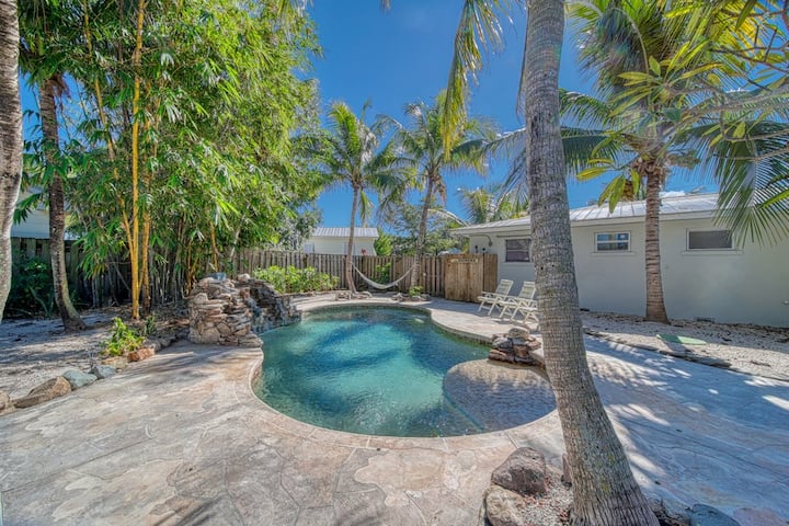 Tropical Heated Pool • Walk To Shops • Near Beach - Hobe Sound, FL