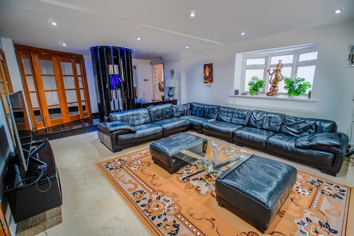 Family-friendly, Spacious 4-bedroom Modern Home - Bromley