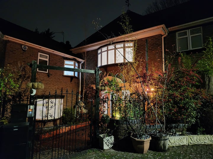 Luxury 4br Retreat | Private Sauna, Gym, Parking - Bromley