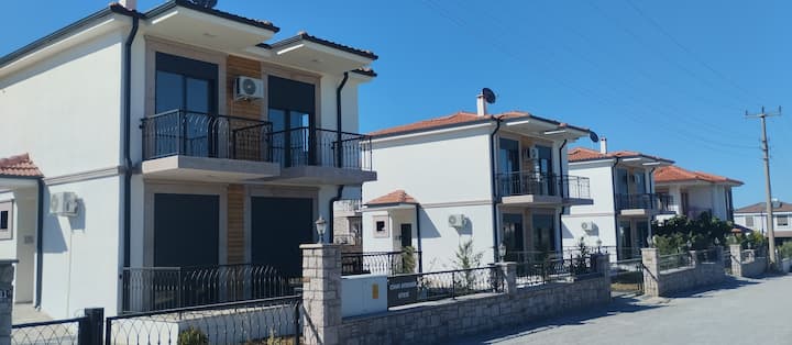 Cunda Adasında Denize 50.m Villa - Sefa Çamlık