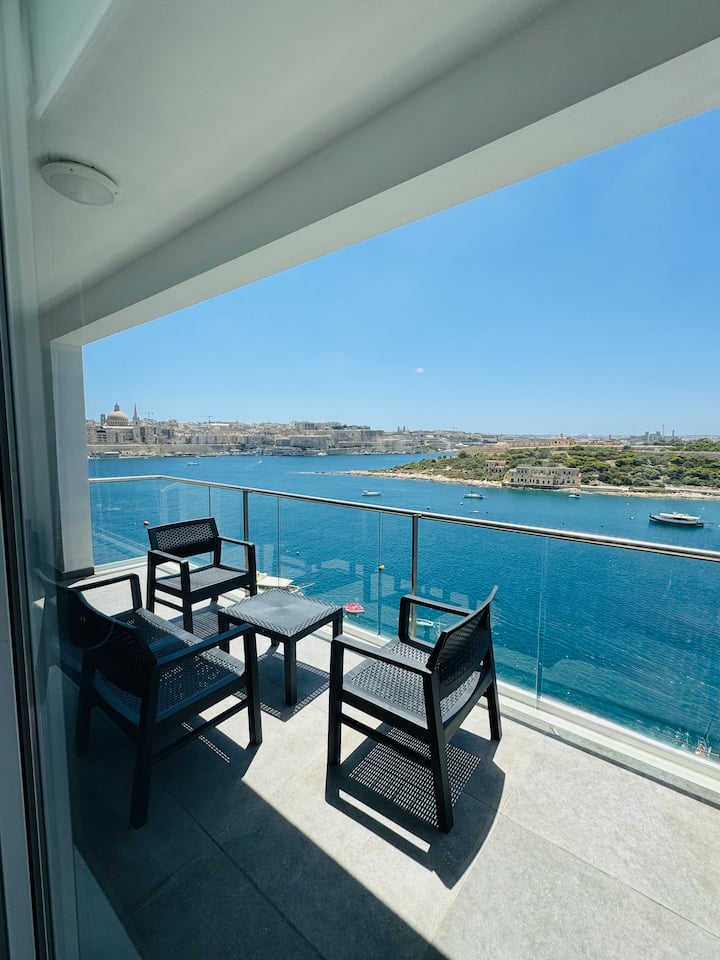 Seafront Seaview Sliema Apt With Valletta Views - La Valeta