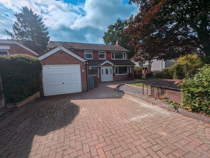 Home With A Hot Tub In Derbyshire, Cowers Lane. - Wirksworth