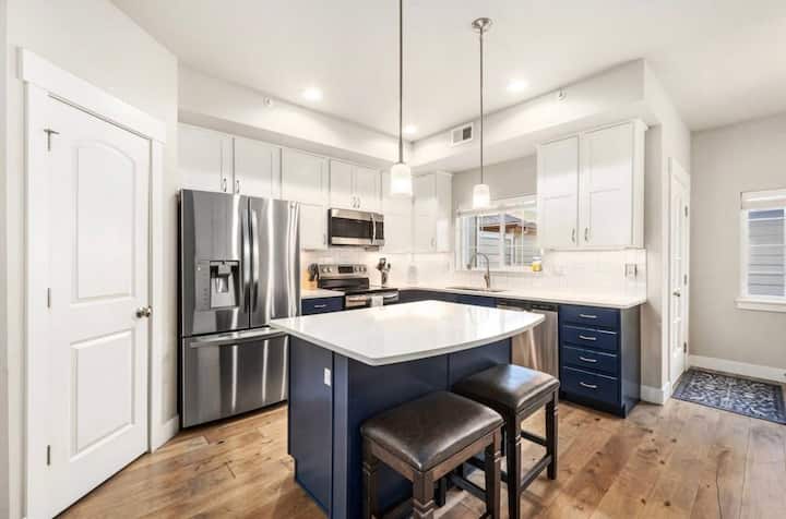 Spacious 2br W/ Dedicated Work Area, Patio, Garage - 포트콜린스