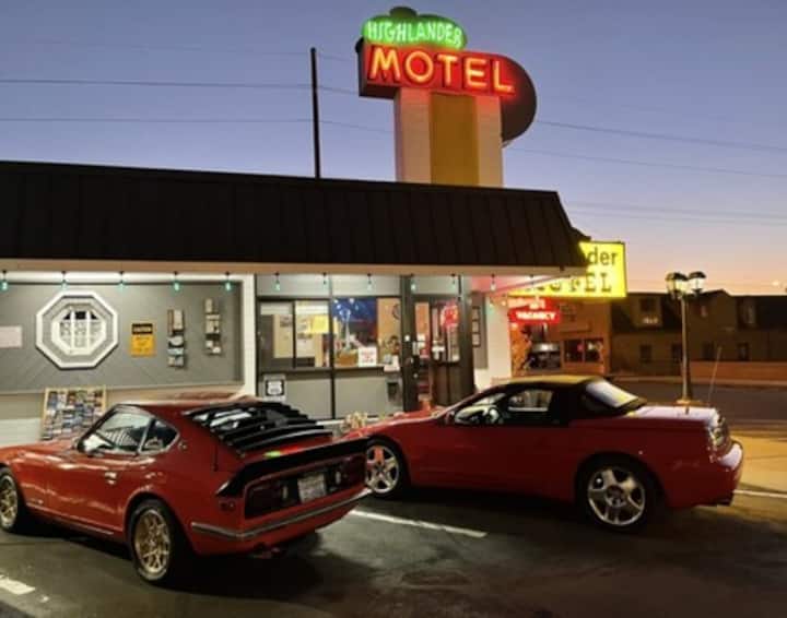 Hotel On Route 66 | King Bedroom In Williams Az - Williams, AZ