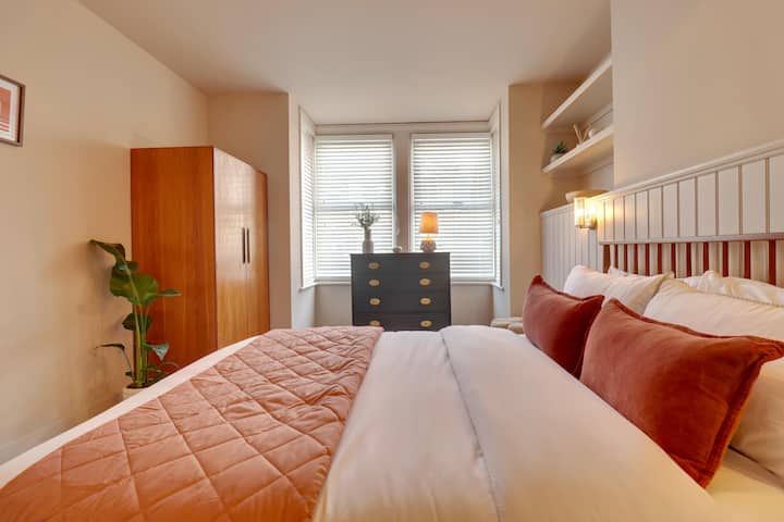 Meredith Mews. Ideal Location. 2 Car D/way Parking - Portsmouth