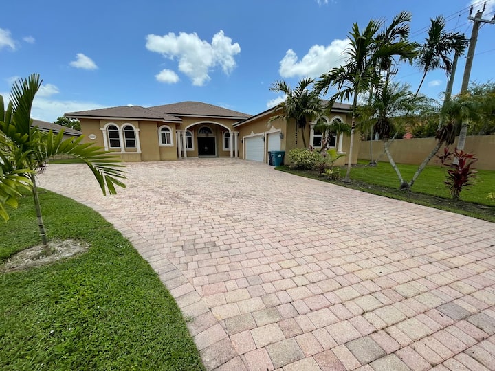 Miami Mansion For Groups | Sleeps 12 - Kendall, FL