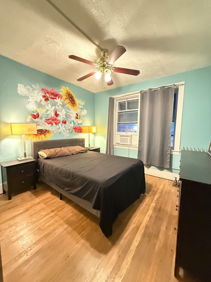 Deluxe Private Room At The Hamtramck Hostel - Detroit, MI