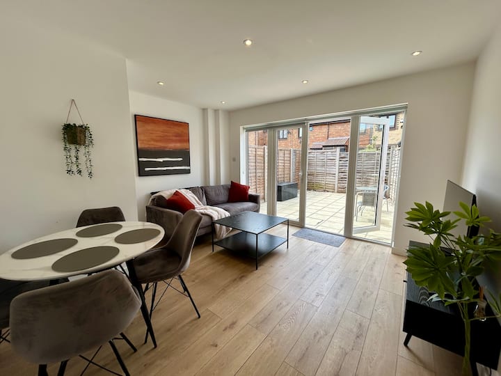 Modern Two Bedroom House With Garden In New Cross - London