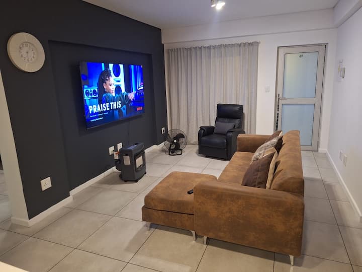 Cozy & Secure 2-bedroom Retreat - Germiston