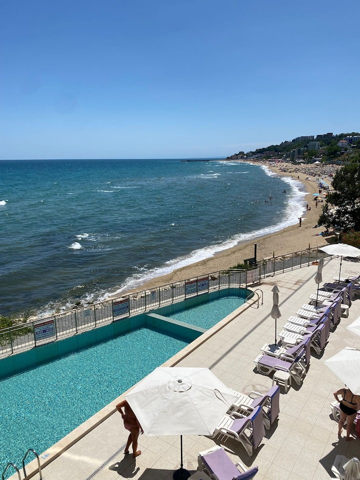 Намира се на самия плаж с гледка - Varna