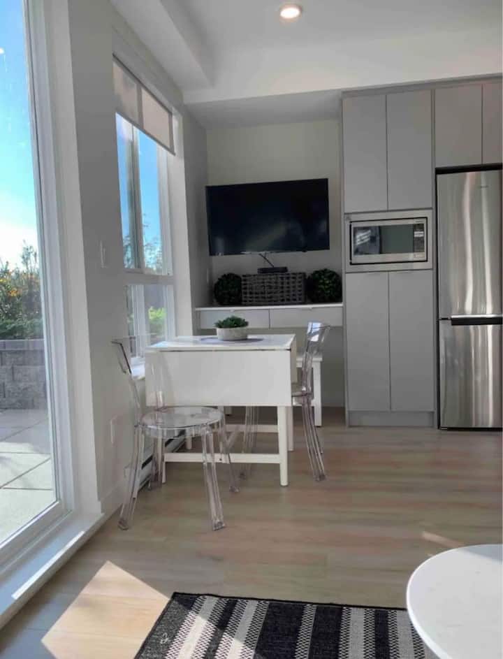 Modern Condo By Tsawwassen Mills - Ladner
