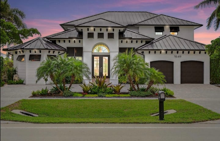 Water’s Edge Oasis 
Waterfront, Boating, Kayaking - Marco Island, FL