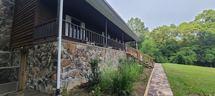 Cedar & Stone Retreat 3bed3bath, Private Setting - Summersville, WV