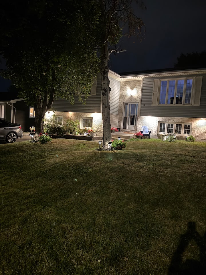 Mikki’s Ocean Guest Suite Airbnb Basement Unit - Paradise