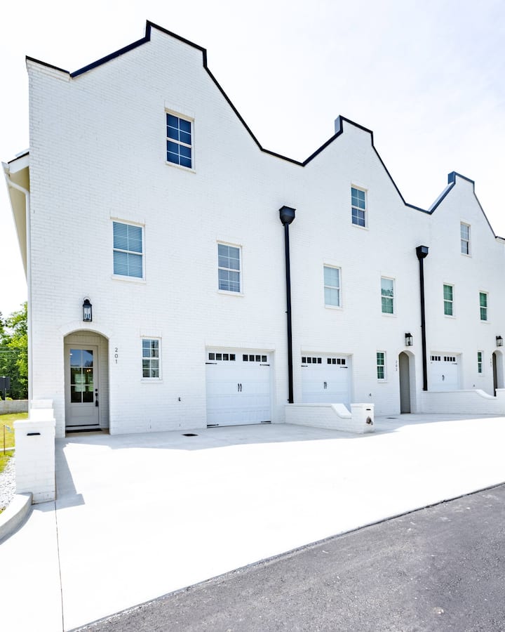 Room For The Entire Family! (202) - Auburn, AL