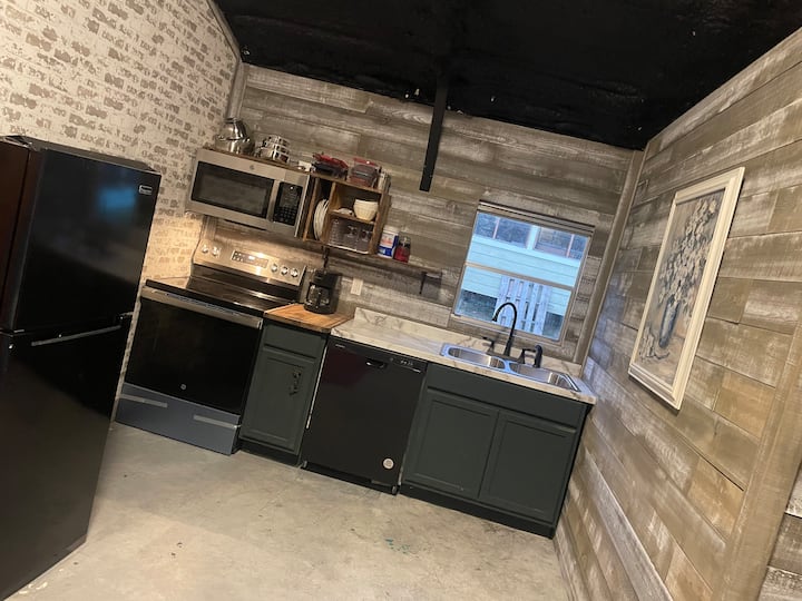 Dogwood Studio
Safe, Clean, Comfy & As Advertised - Vicksburg, MS