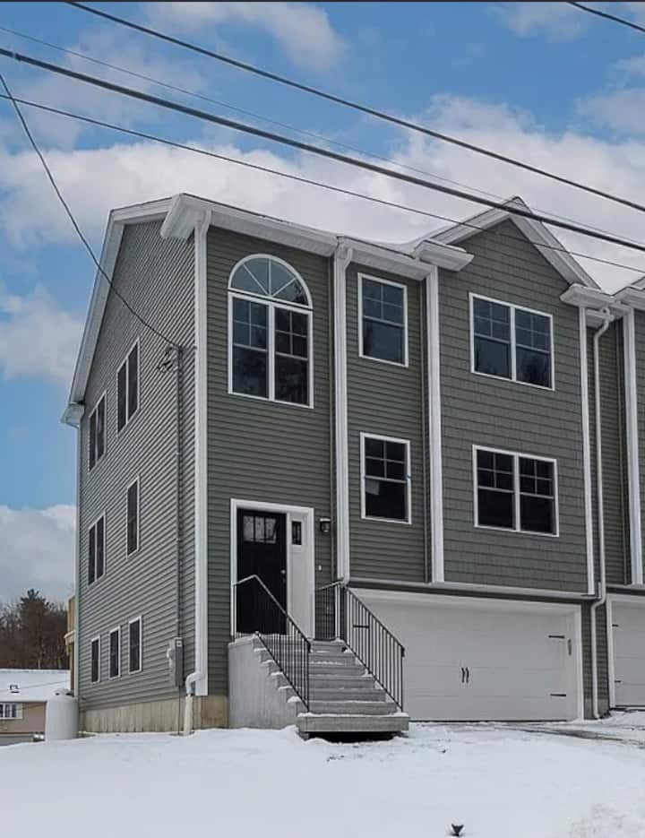Bright Room 2 In Spacious House - Worcester, MA