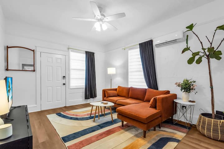 Stylish Ybor Apt Blocks From 7th Ave Pet Friendly - Tampa, FL