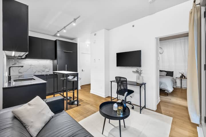 Condo Entier Neuf Centre-ville (Piscine+gym) - Montreal