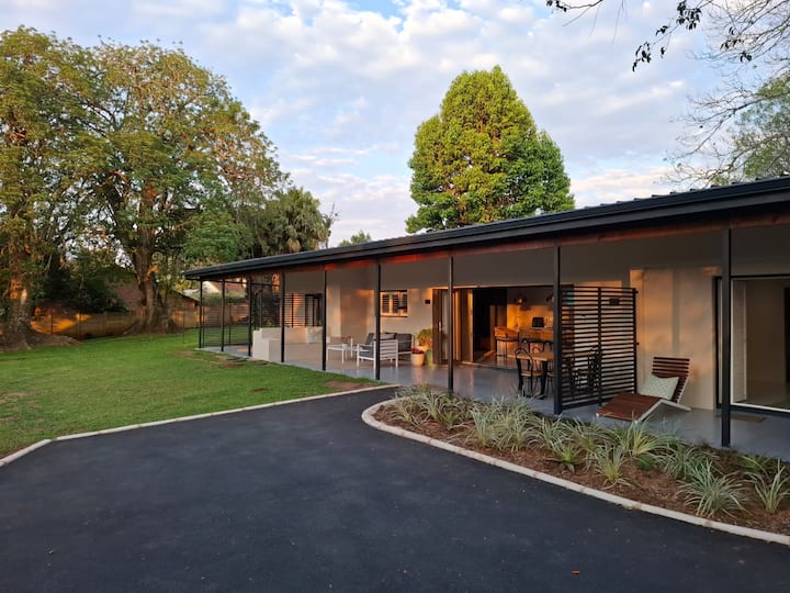 Tall Trees Cottage | King Beds | Private Patios - Kloof