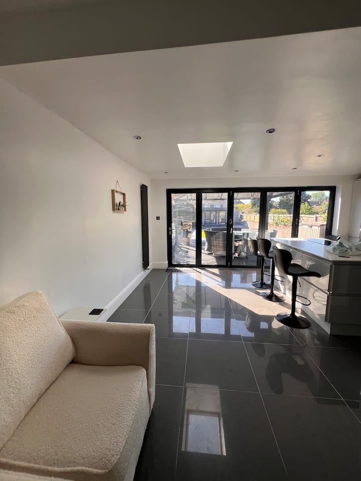 Dunstable 3br Home – Games, Garden & Gym Gear - Dunstable