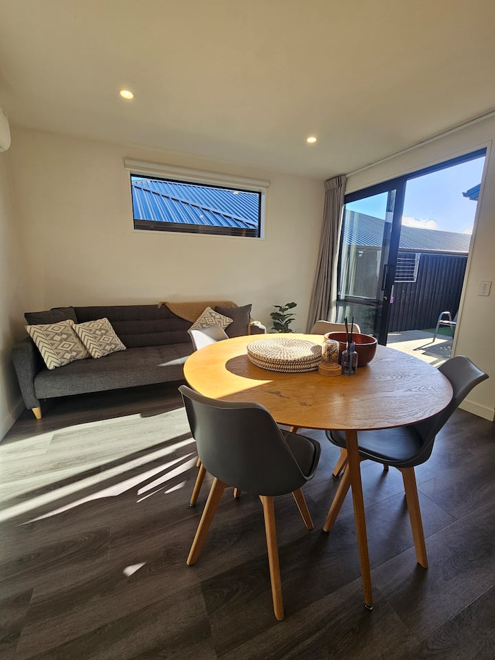 Sunny 2-br Stay Near Remarks + Rental Car Discount - 퀸스타운