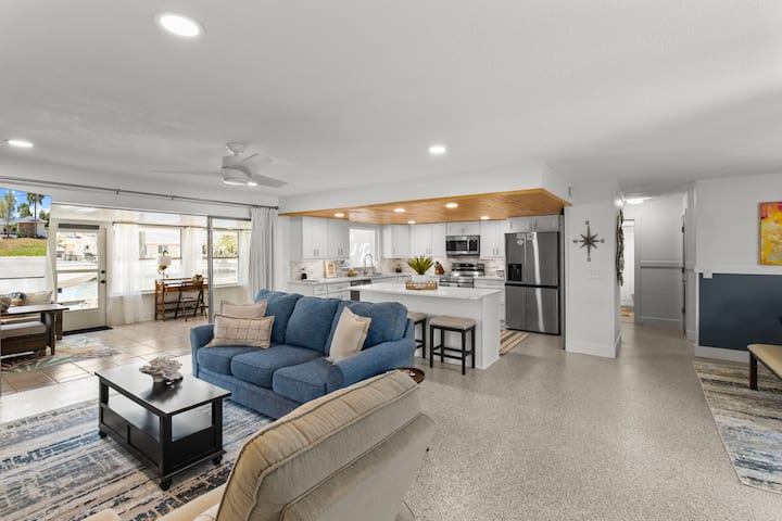 Waterfront • Game Room • Kayaks • No Steps • King - Crystal River, FL