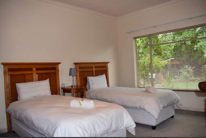 Easy Living At Gibson House - Vrede