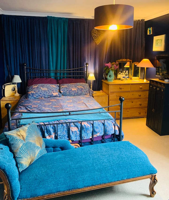 Pear Tree Cottage
Cosy Colourful Cottage - Chichester