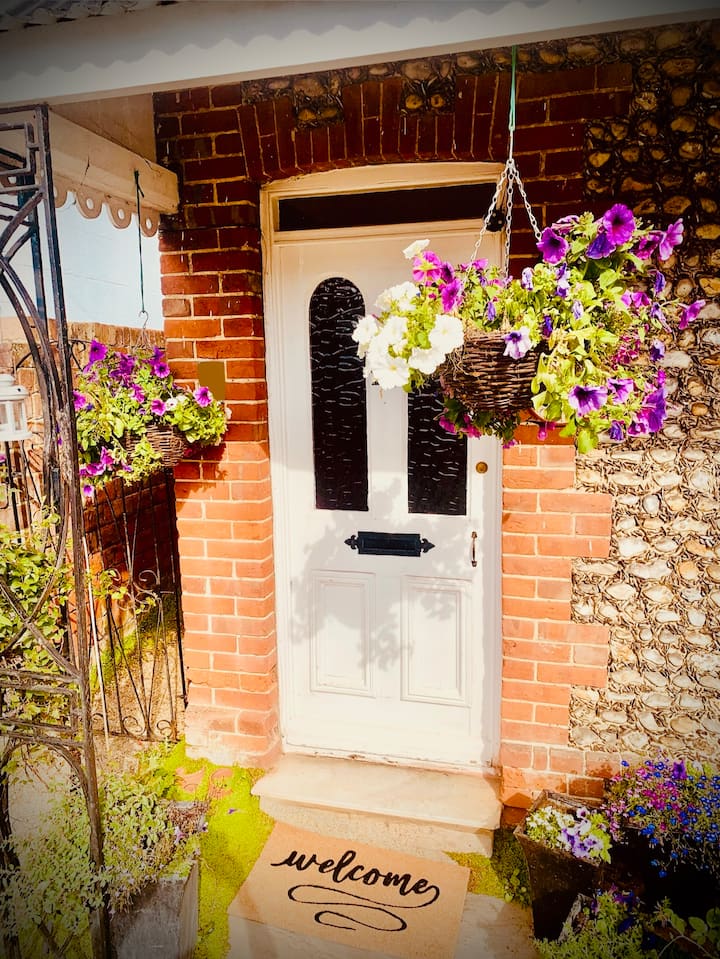 Pear Tree Cottage
Cosy Colourful Cottage - Chichester