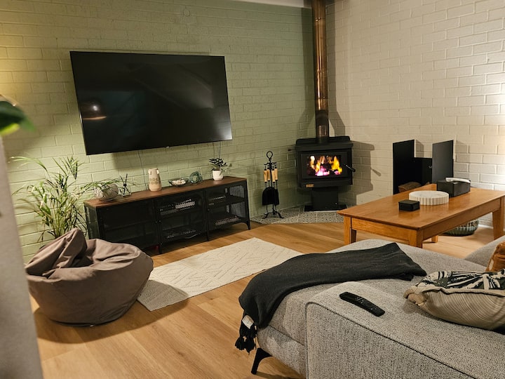 Riverbend Retreat: Walk To Town, Log Fire - Margaret River