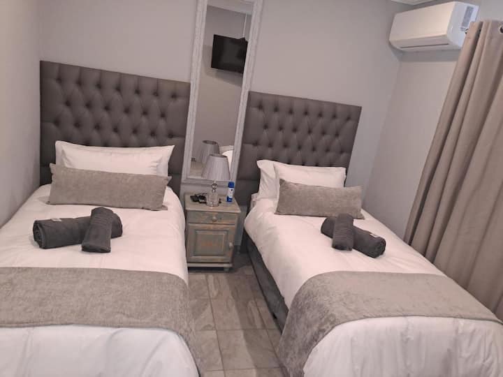 Route303 Guesthouse - Krugersdorp