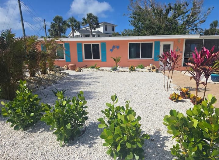 2 Bed 1 Bath Home - Near The Beach! - Blind Pass Beach, Englewood