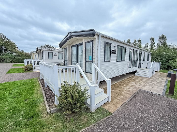 Caravan With Decking At Caister Ref 30032p - Great Yarmouth