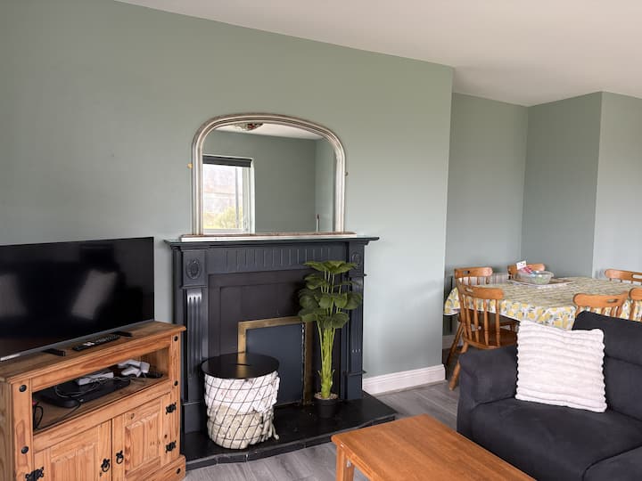 Tramore Beachfront 2br With Parking & Ocean Views - Tramore