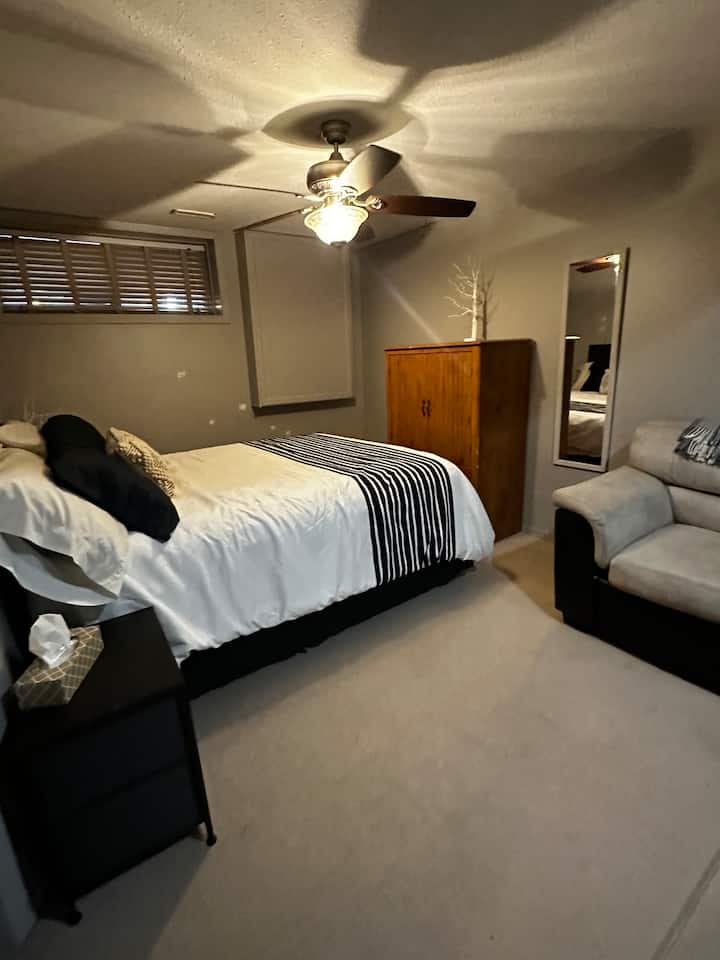Queen Suite In Quite Home - Red Deer