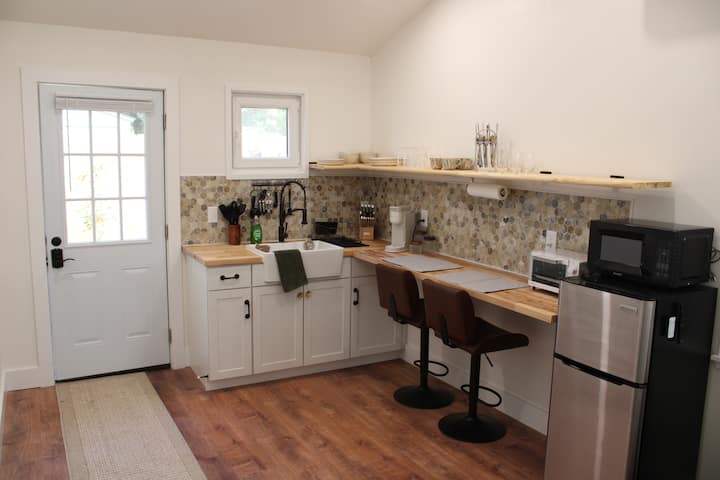 Private Master Suite - 1bed 1bath 1futon 1kitchen - Pooler, GA